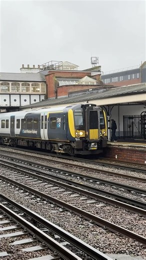 SWR Class 450 (450051) Arriving at Eastleigh | Southampton–Winchester Service