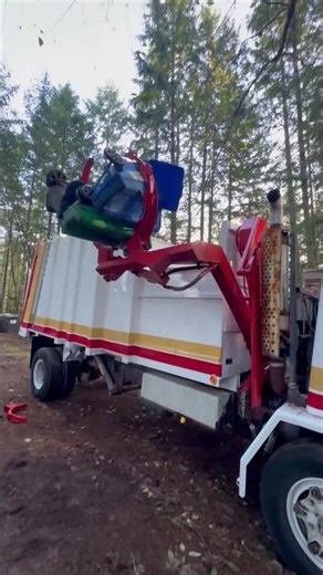 Triple Dump #automobile #dumpstertruck #garbagetruck #hydraulic #trashtruck #truck #trucking #diesel