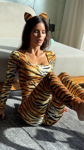 137K views · 4.3K reactions | The work out is not complete without catching Jala gives little hiss and laugh of encouragement! Did you catch it? You have to listen in pretty good  Work away all the sweets we had over the weekend with some crunches and cardio! | Harry LHGFX Photography | Facebook