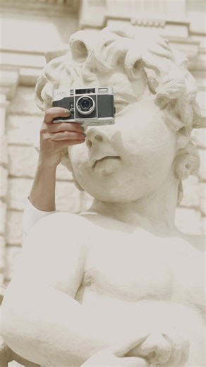 The #LomoMCA is here to tell you to PUT THOSE SCREENS AWAY. Stop scrolling (well, after you’ve watched this very important reel) and LIVE ANALOGUE. This camera doesn’t vibrate or update, it waits. And when you press the shutter, it responds. Forget the algorithms and capture authentic analogue moments on 35 mm film. No matter your skill level, from total beginners seeking a new way of life to the pros wanting more control, this compact camera is ready to go with you everywhere, with fully automa