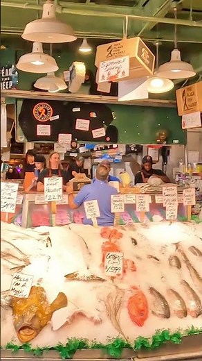 Experience the famous fish throwing at Pike Place Market 🐟 #seattle #pikeplacemarket #walkingtour