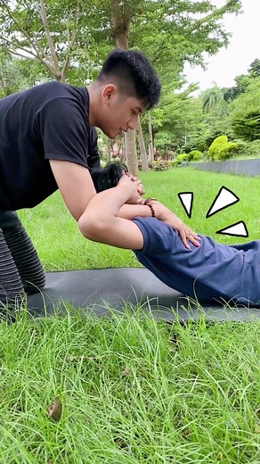 12M views · 10K reactions | Penanganan nyeri punggung mandiri #fyp #streching #streching #viralvideo #tutorial #sakitpinggang #kretek #viralvideo #terapia | Body Kretek Lombok | Facebook