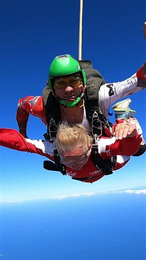 6… 5… 4... 3... 2... 1... FREE FALL #skydiving #pentrutine #adrenaline #countdown #viralvideo