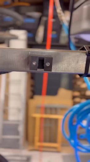 🇫🇷/🇬🇧DIY J’ai créé un support universel pour outils pneumatiques… en impression 3D. Aimanté, solide et ultra pratique, tu peux le fixer partout pour garder tes outils à portée de main. Si ce projet t’intéresse, viens m’en parler et je te l’envoie directement. 🇬🇧 I designed a universal holder for pneumatic tools… fully 3D printed. Magnetic, sturdy and super convenient, you can stick it anywhere to always keep your tools within reach. If you’re interested in the project, send me a message an