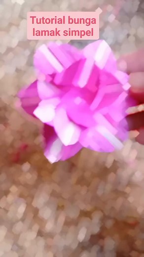Membuat bunga lamak paling simpel untuk pemula pasti bisa. Bahan 5-6potong busung ibung, panjang 8cm. #melajahmejaitan #bungalamak #mawaribung # | Astuti Dwi
