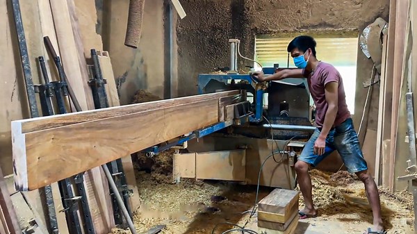 Building a Massive Frame Door Quickly Using Advanced Woodworking Machines and Carpentry Expertise