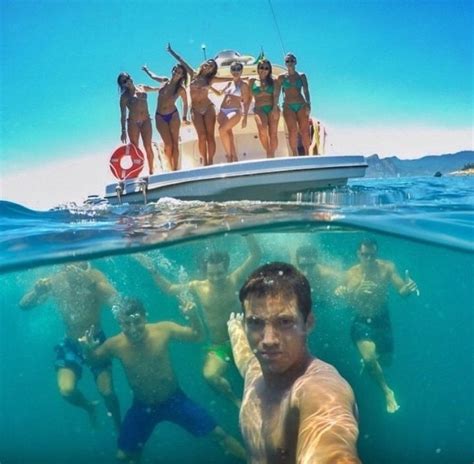 21 Vacation Selfies Taken At The Perfect Moment 6 Is The Best Photobomb Ever