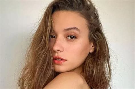 Duy Beni dizisinin Melisa sı Sümeyye Aydoğan mini elbiseli pozuyla