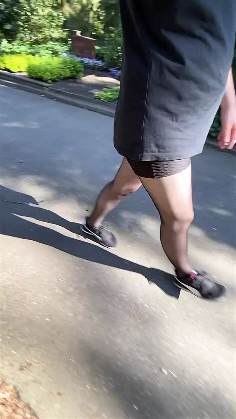반바지와 팬티 스타킹을 신고 걷기 xHamster