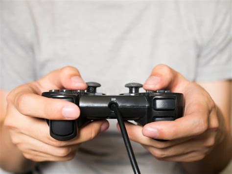 Junge Freundin hält Schwanz des Freundes wie Joystick Telegraph