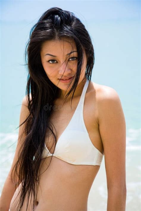 Asiatische Mädchen Haben Spaß Unter Der Sonne Stockfoto Bild Von Lächeln Draussen 6715964