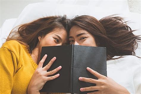 Fundo Belas Jovens Mulheres Asiáticas Casal Feliz De Lésbicas Lgbt Abraçando E Sorrindo Enquanto