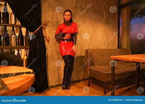 Tapferes Mädchen Im Latex Geht öffentlich Und Zeigt Ihren Exhibitionismus Stockbild Bild Von