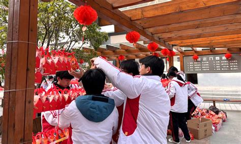 学校举行龙行龘龘 前程朤朤盲盒送祝福活动 荆门市第一中学