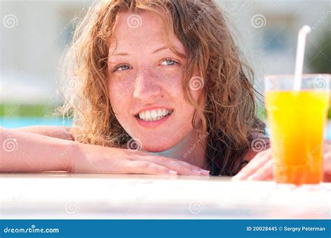 Frau Im Swimmingpool Mit Cocktail Stockbild Bild Von Vergnügen Relax 20028445