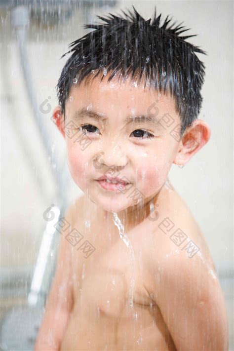 小男孩在洗澡图片 包图网企业站