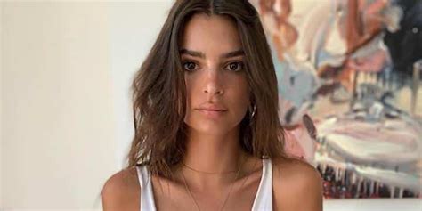 Emily Ratajkowski dévoile son baby bump nue dans son lit