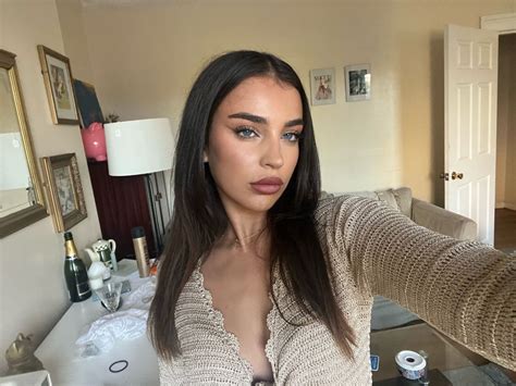 Girl Car Brunette Selfie Outfit Summer Blue Eyes Pretty Lips Makeup Latina Brown Hair