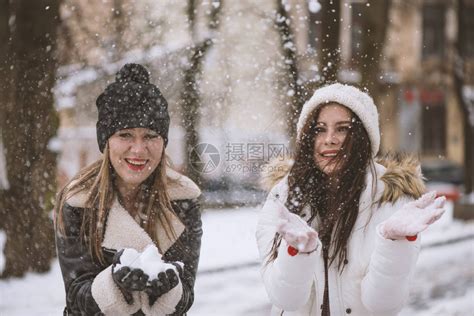下雪天在户外玩耍的女孩们高清图片下载 正版图片502522139 摄图网