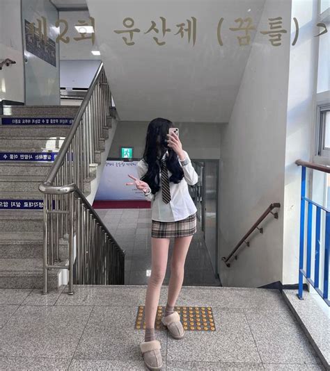 Quick saves에 있는 KYOU님의 핀 짧은 의상 교복 스타일 여자들