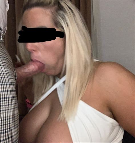 이런 종류의 일에 대해 확신이 없었을 때 내 섹시한 아내가 무릎을 꿇고 다른 남자의 자지를 빠는 것을 보고 모든 것이 바뀌었던