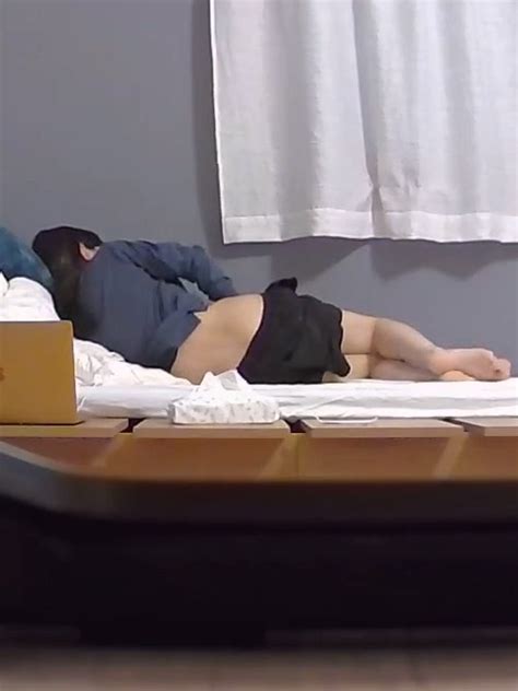 해킹된 가정용 감시 카메라 한국 여성 3명이 자위를 하고 있다 그녀는 어머니에게 자위를 하다 들킬 뻔했다 인색 한 고양이