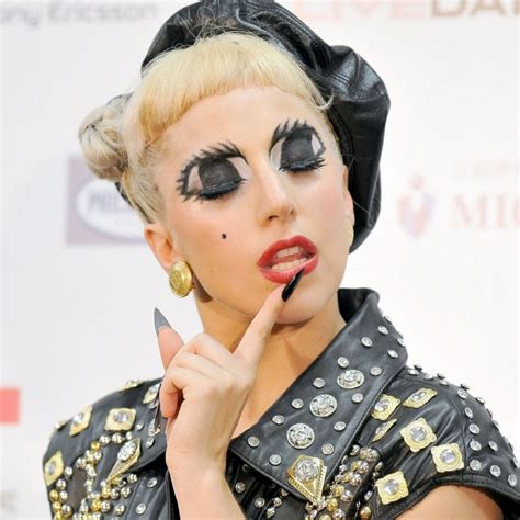 レディーガガ マンガの目がインパクト強めな個性派パンクコーデ Celebrity Style Watcher セレブリティー