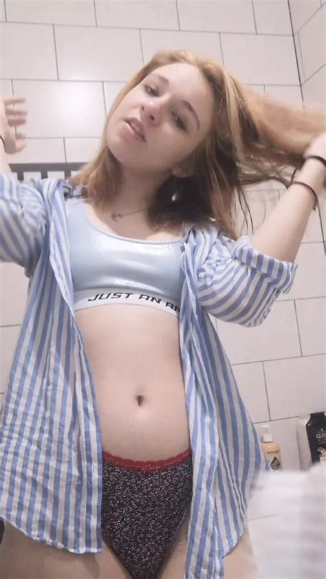 열정적인 오르가즘으로 자위하는 멋진 화장실 스트립쇼 xHamster