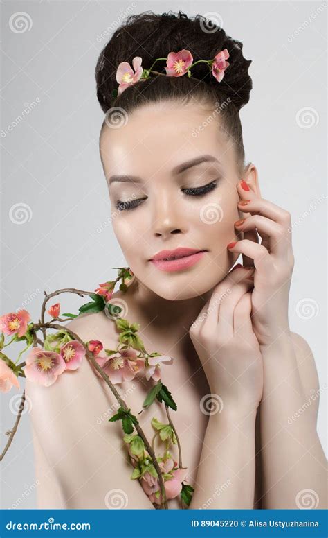 Belle Fleur Nue Sexy De Femme Photo stock Image du élégance