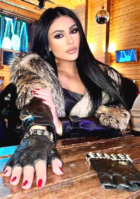 Pin By Emanuele Perotti On Beauties In Fur Fur Coats Women Luxury Women Leather Gloves