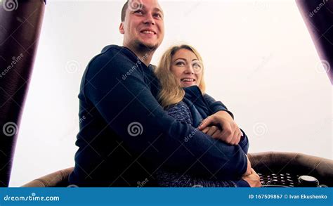 Пара любви приключения на горячем арбузе воздушного шара Друг друга любви объятия поцелуя