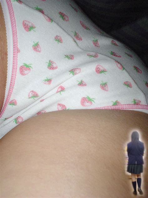逆さ撮り盗撮エロ画像制服娘たちのスカートの中を覗くと改めて絶景だと思ったwww 魅惑のパンチラあんてな