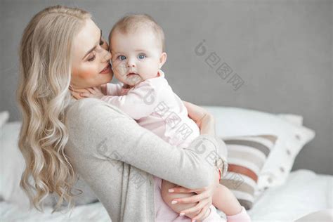 年轻的母亲照顾她的小女儿美丽的妈妈和她的图片 包图网企业站
