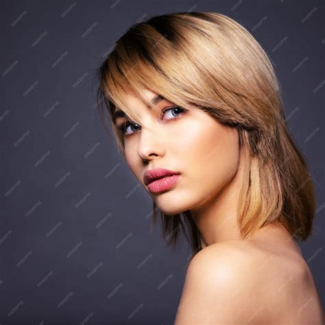Mujer Rubia De Pelo Corto Flequillo Mujer Rubia Sexy Atractiva Modelo Rubia De Ojos Azules
