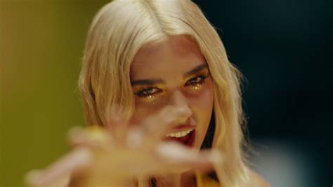 Dua Lipa Physical Official Video Vêtements Mode Marque Look Et Style Spotern