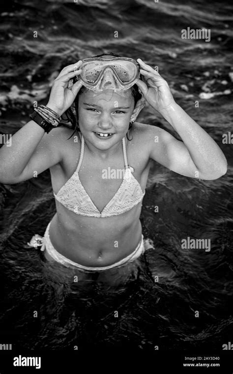 Mädchen Im Bikini Schwimmen Schwarzweiß Stockfotos Und Bilder Alamy