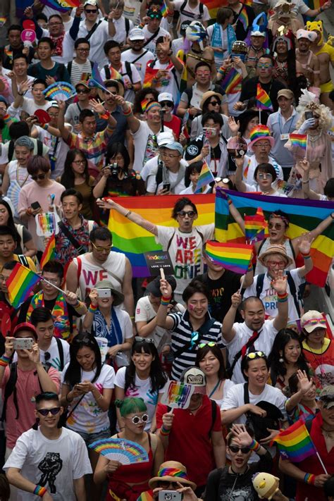 37 Beautiful Photos Of Lgbtq Pride Celebrations Around The World Huffpost