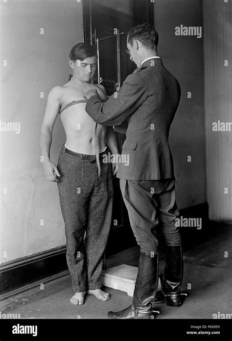 Recruter En Cours Dexamen Par Un Médecin Lexamen Physique De Larmée Américaine 1917 Photo