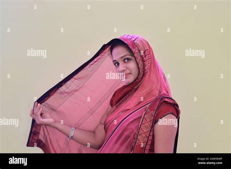 Indian Women In Pink Saree Fotos Und Bildmaterial In Hoher Auflösung Alamy