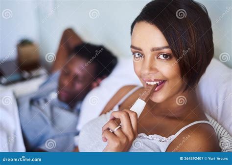 El Chocolate Es Siempre La Respuesta Una Joven Que Disfruta De Un Chocolate Mientras Se Acuesta