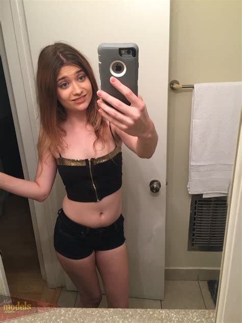 娇小的少女Ariel Mc Gwire在浴室自拍中完成她的裸体模特首秀 NakedPics