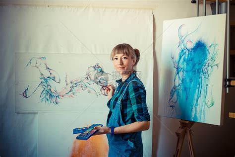 美丽的金发美女女画家女性作坊绘画女士艺术家创造力爱好画笔刷子金发女郎高清图片下载 正版图片321772682 摄图网
