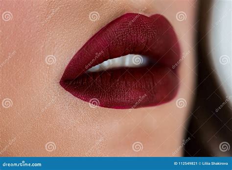 Cara Hermosa De La Mujer Con El Lápiz Labial Rojo Oscuro Labios Atractivos Llenos Regordetes El