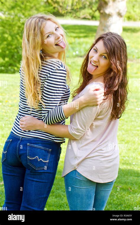 Long tongue girls Banque de photographies et dimages à haute