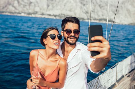 Photo Libre De Droit De Couples Dans Lamour Sur Un Bateau De Voile Dans Lété Font La Photo De