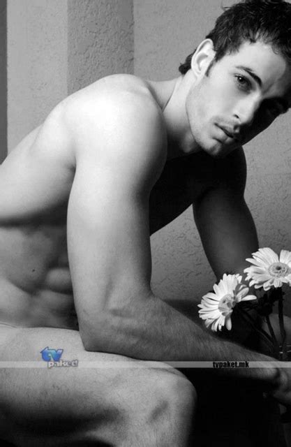Artistas DESNUDOS William Levy Desnudo