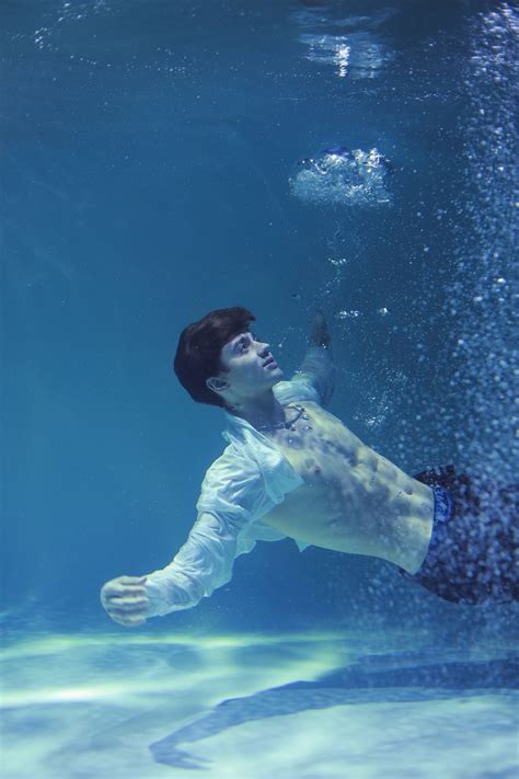 Pin By Hariel Moreira On Poses Reference In Underwater