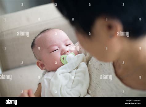 Asiatische Oma Und Ihr Enkel Stockfotografie Alamy