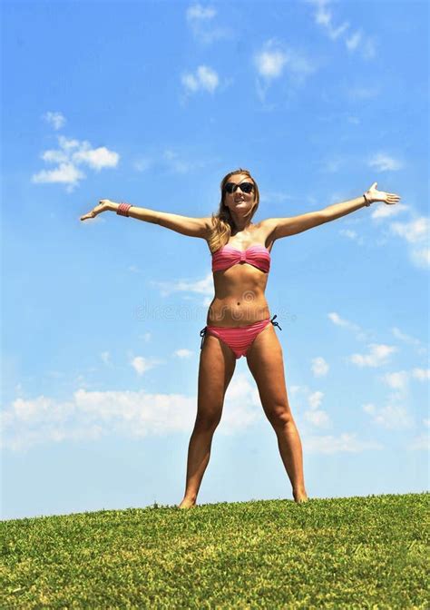 Glückliche Junge Frau In Der Bikiniöffnung Bewaffnet Zur Luft Im Sommerhimmel Stockbild Bild
