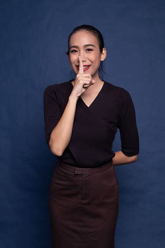 Gadis Asia Tersenyum Menunjukkan Tanda Tangan Yang Cukup Foto Stok Unduh Gambar Sekarang Istock
